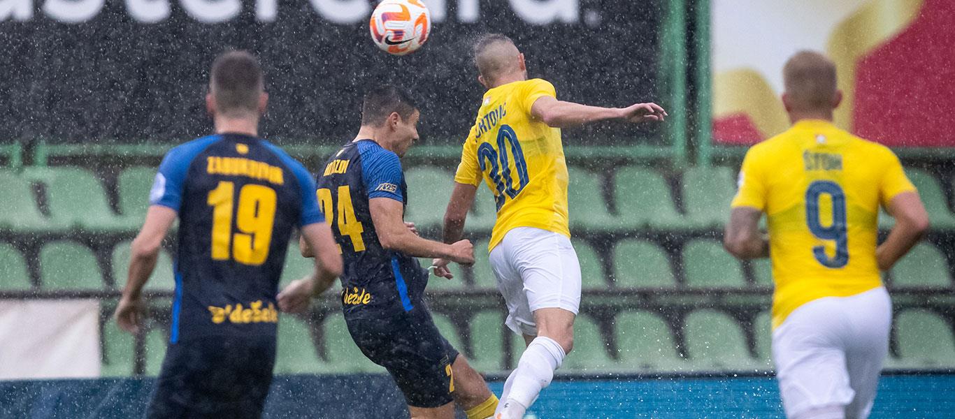 Tekma NK Bravo - NK Celje prekinjena, nadaljevanje v ponedeljek ...